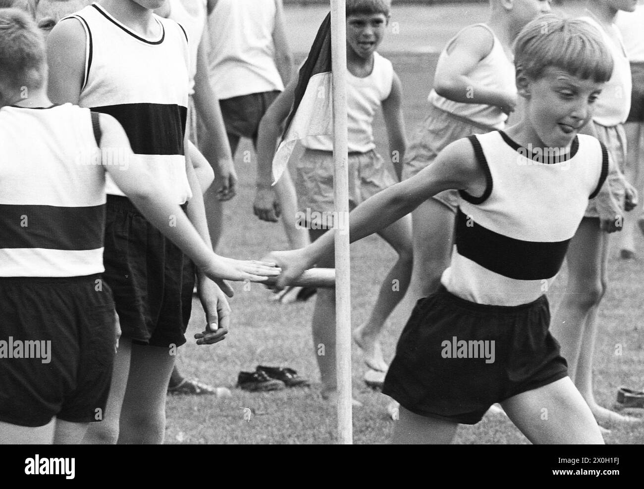 Childrens relay race hi-res stock photography and images - Alamy