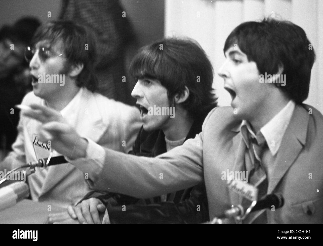 Beatles fans 1966 hi-res stock photography and images - Alamy