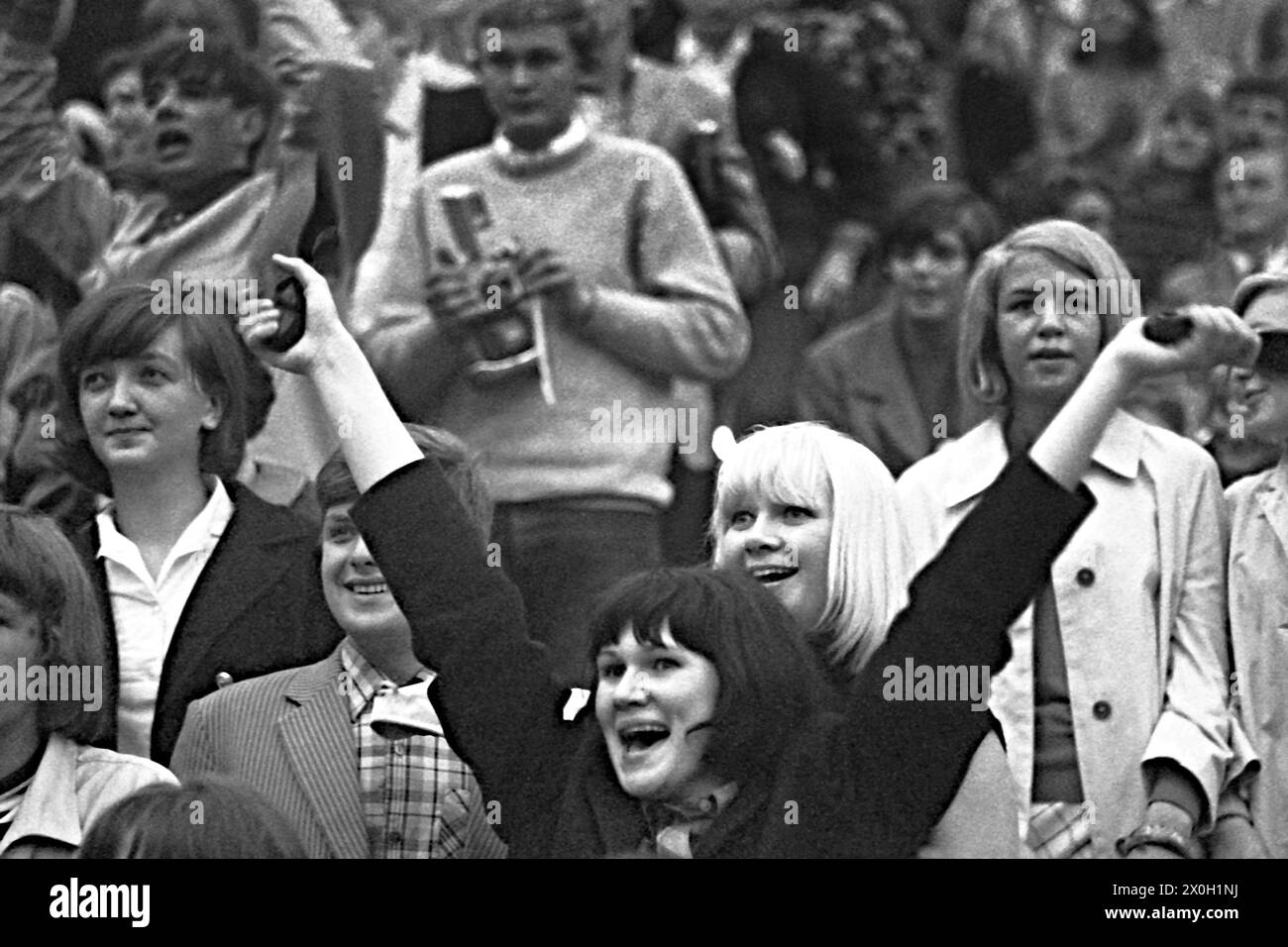 1966 beatles hi-res stock photography and images - Alamy