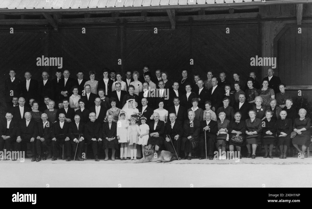 Wedding group picture Black and White Stock Photos & Images - Alamy