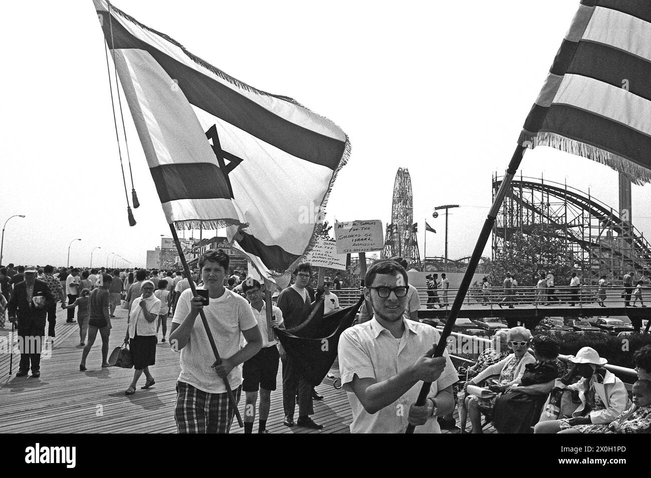 Pro-Israeli activists wave Israeli and American flags during a ...