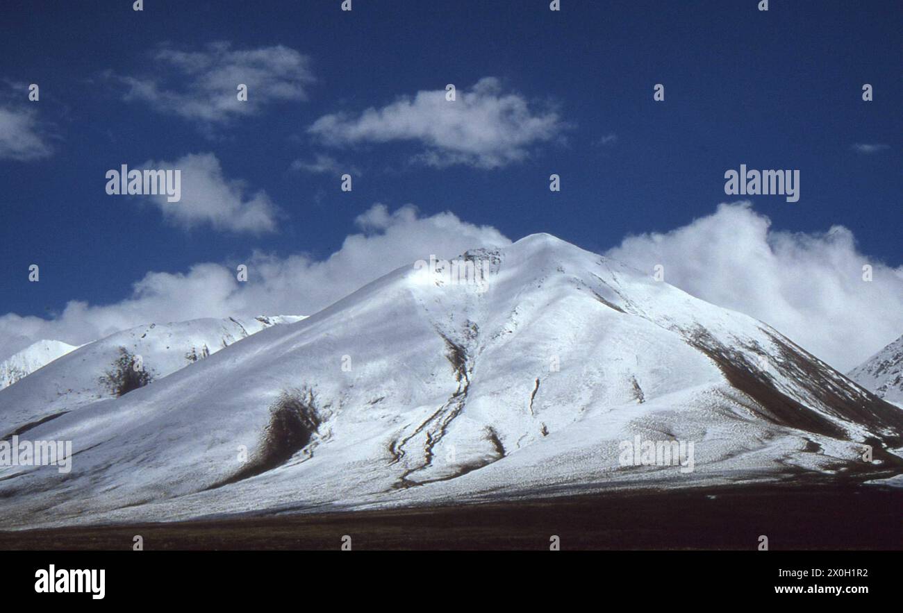Snowy mountain peaks at 4000 m altitude in Tibet Stock Photo - Alamy