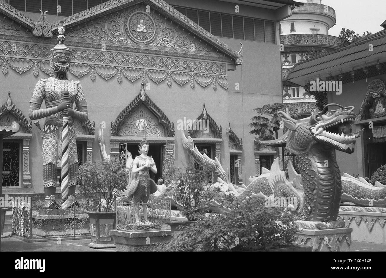 A Thai temple in Penang with dragons and statues Stock Photo - Alamy