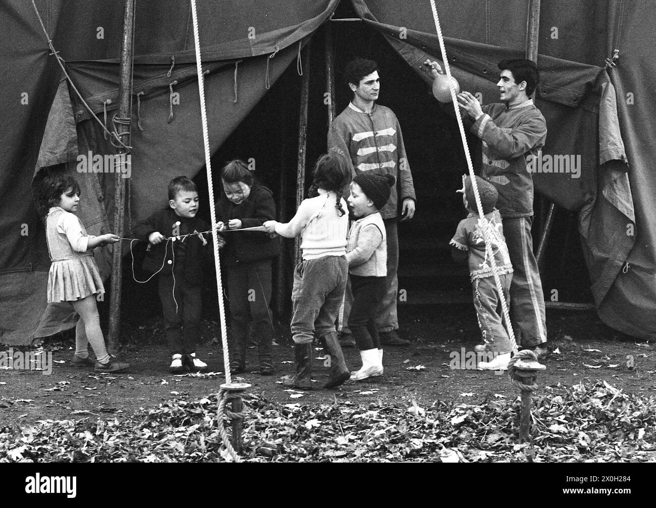 The picture shows circus children playing. [automated translation ...