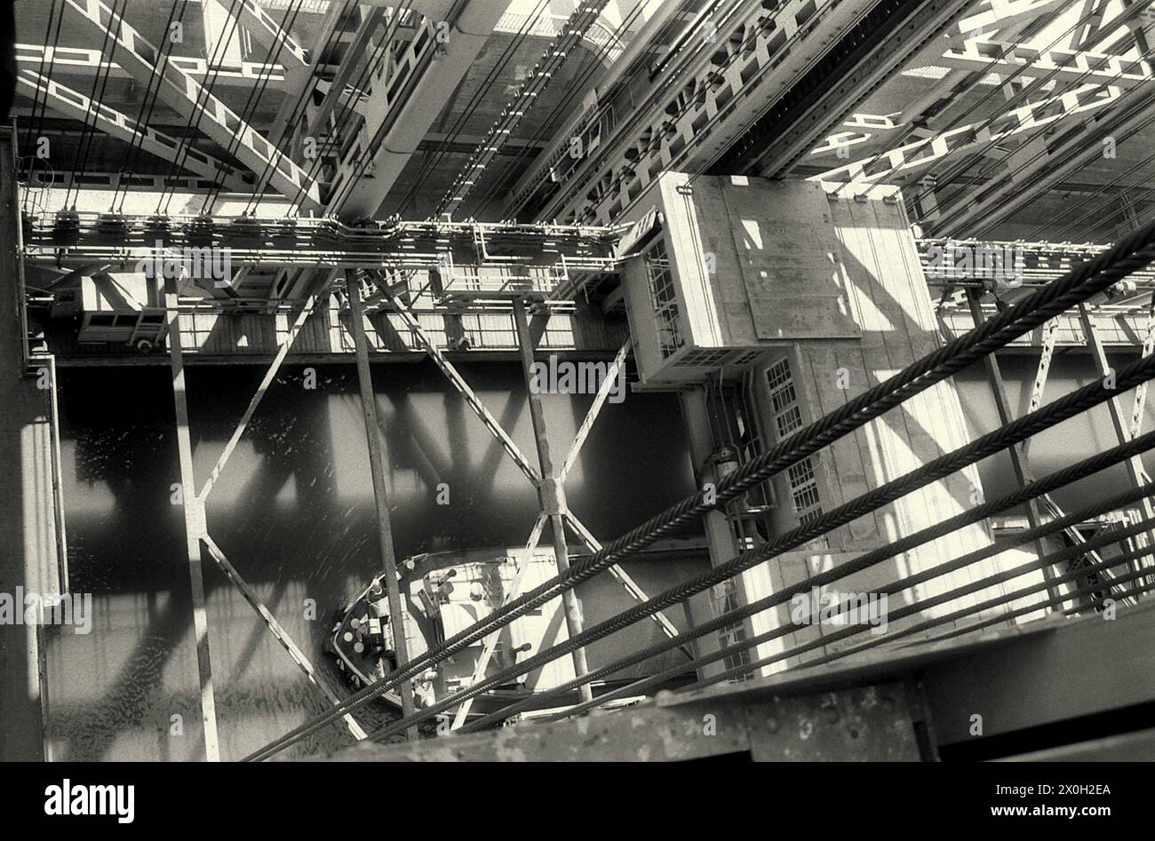 Trough ship lift niederfinow hi-res stock photography and images - Alamy