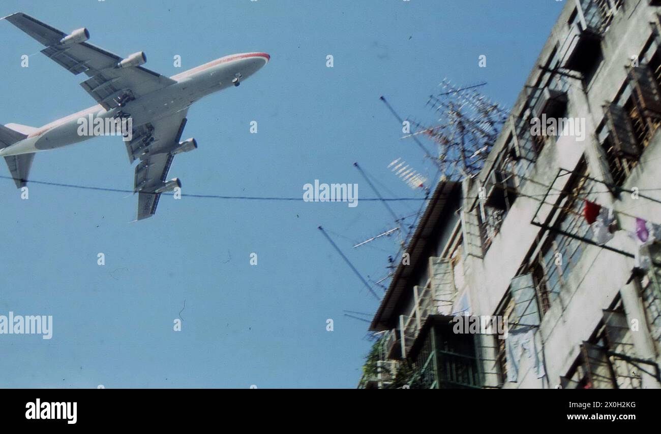 Commercial airplane approaching hong kong hi-res stock photography and ...