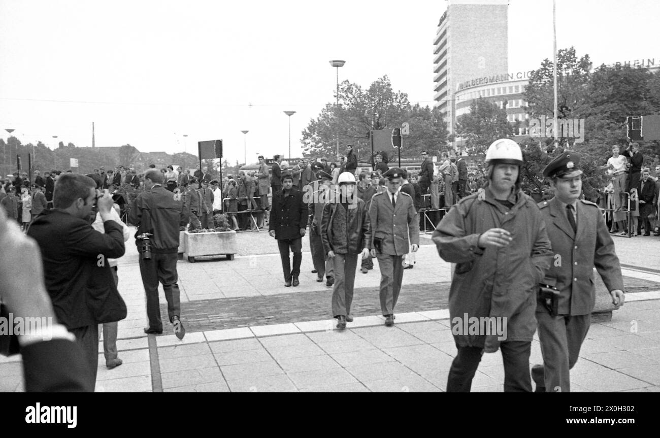 Beatles 1966 concert hi-res stock photography and images - Alamy