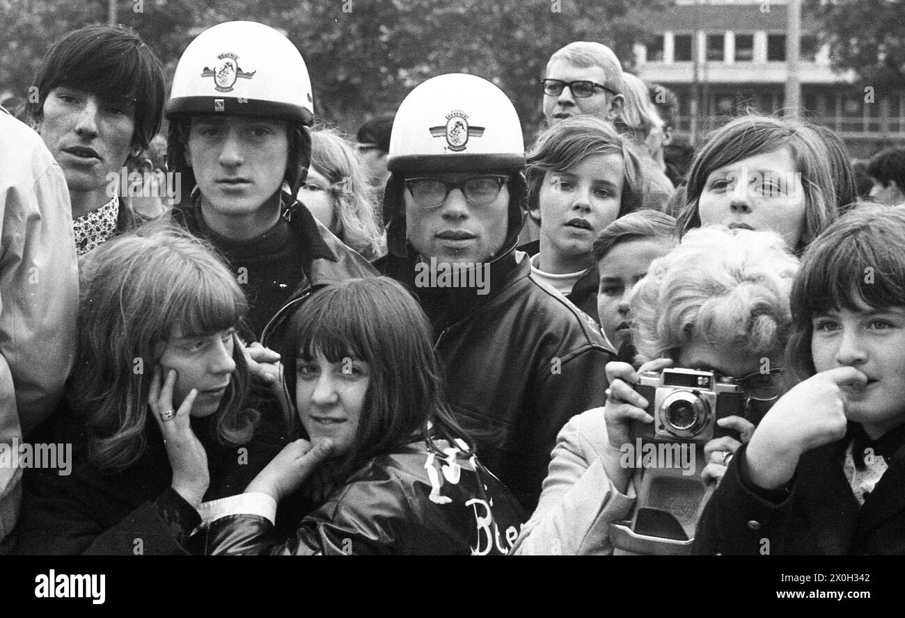 Visitors during the Beatles concert in Essen. [automated translation ...