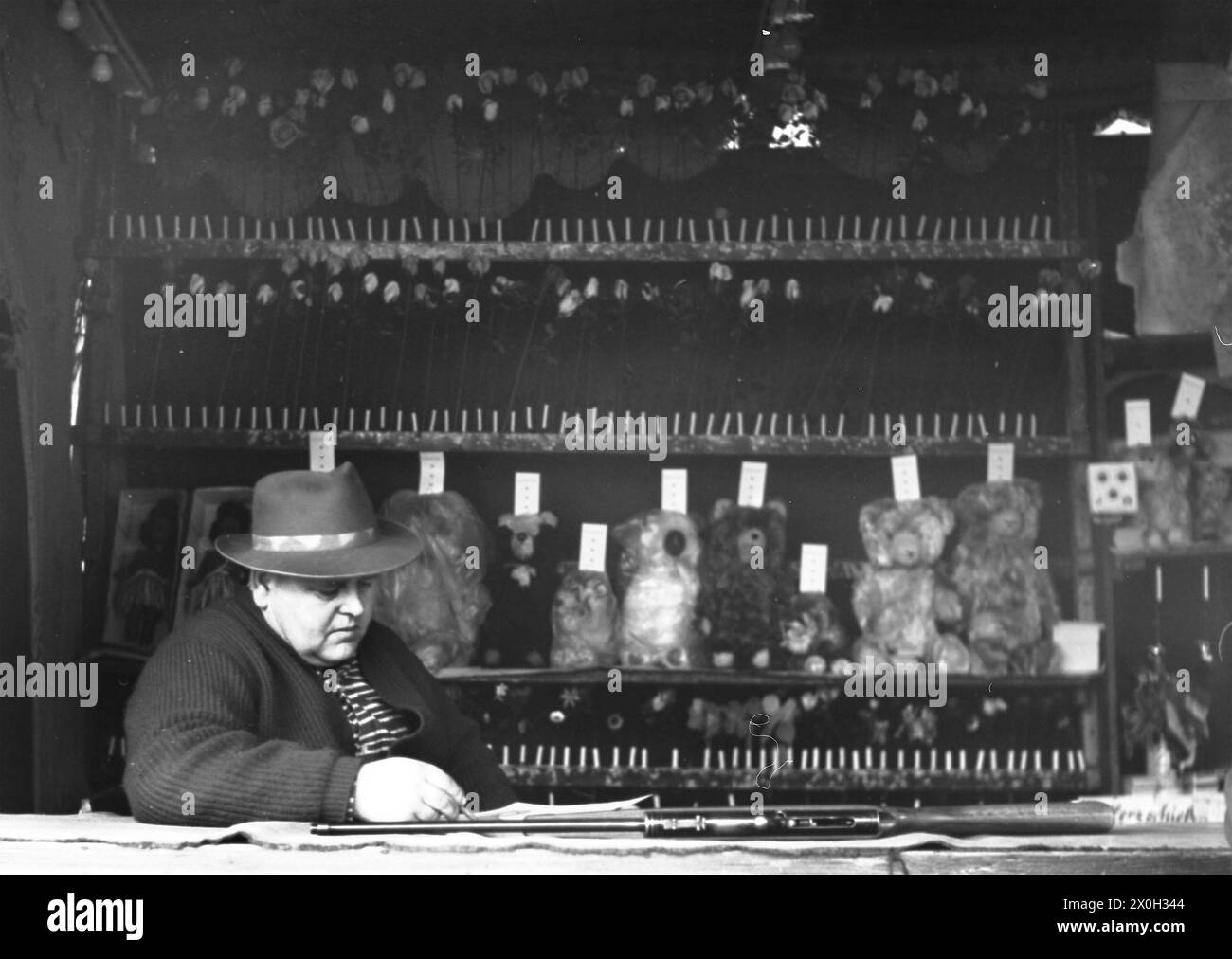 Fairground shooting range hi-res stock photography and images - Alamy