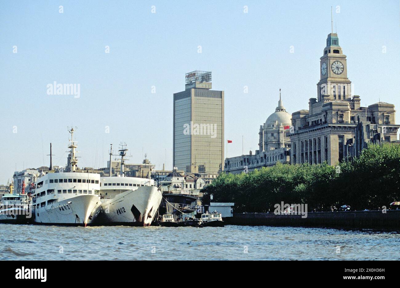 European architecture at The Bund in Shanghai [automated translation ...