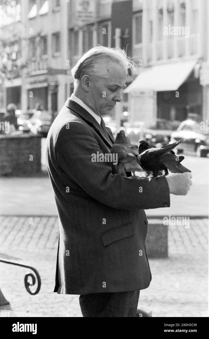 Elderly man dressed in suit Black and White Stock Photos & Images - Alamy