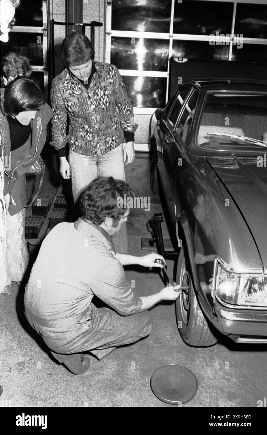 Self-is-the-woman, driving lessons, practice, wheel change [automated ...