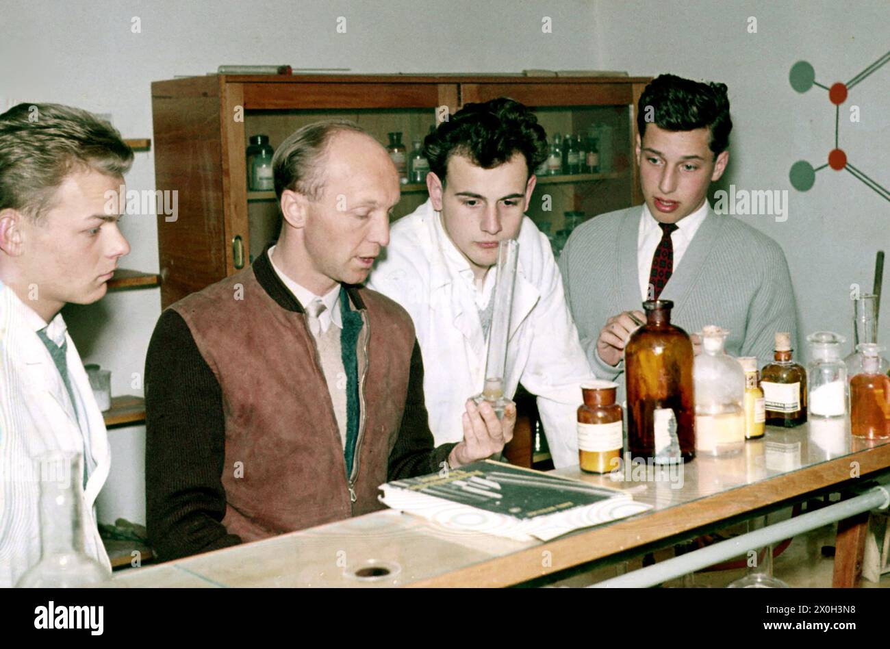 1950s experiment hi-res stock photography and images - Alamy
