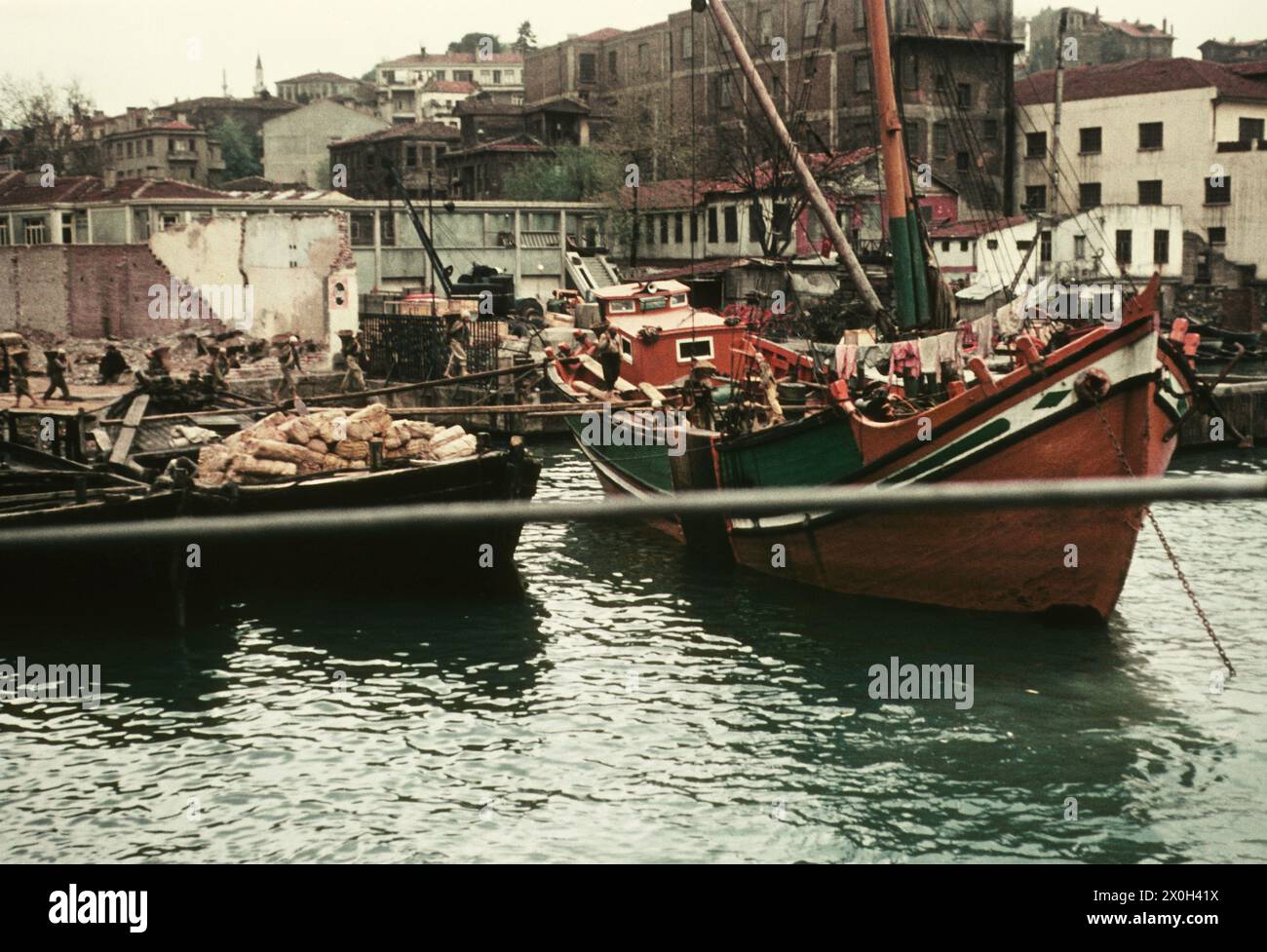Port workers istanbul hi-res stock photography and images - Alamy