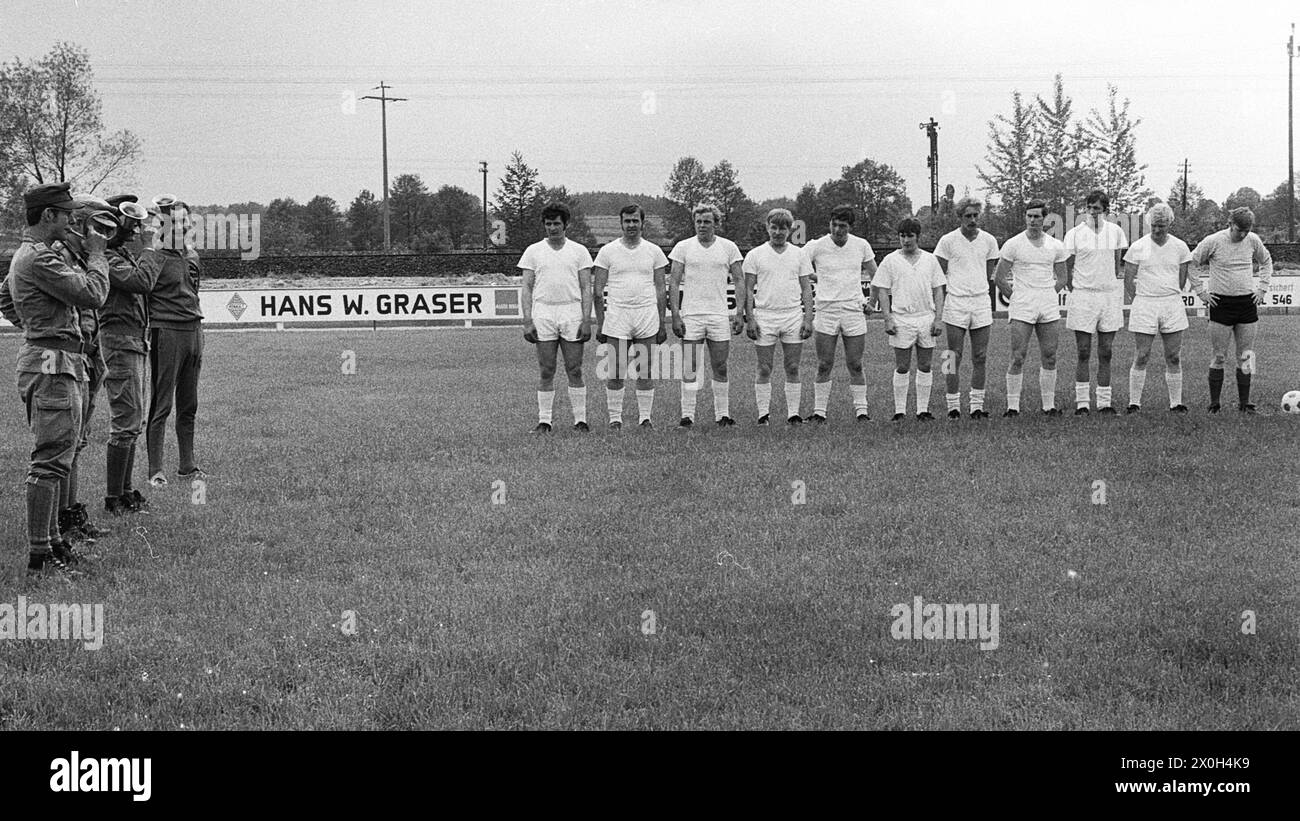 Troop exercise: The footballers of the Gebirgsjäger Kompanie before the ...