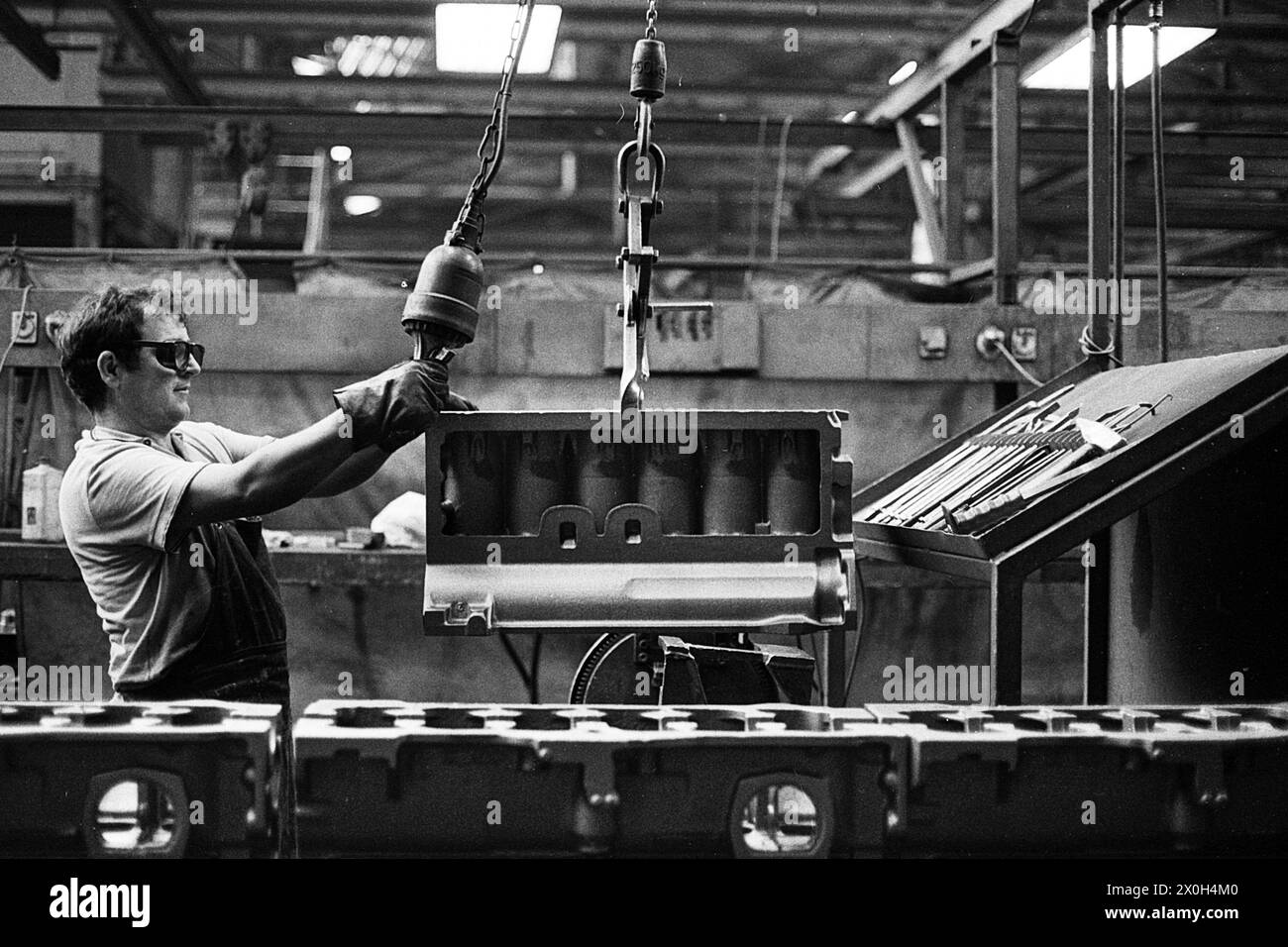 6 cylinder engine block hi-res stock photography and images - Alamy