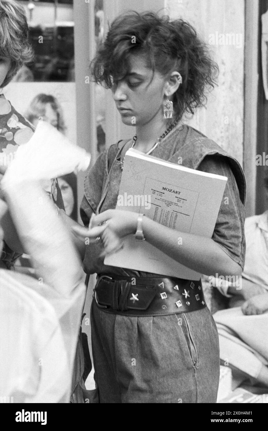 Discovered in a shopping arcade in Damascus: a modern Syrian woman on a ...