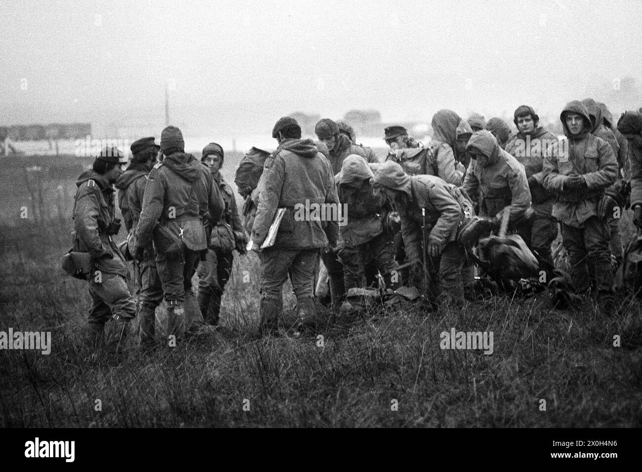 Troop exercise: In bad weather, the soldiers gather for a maneuver ...