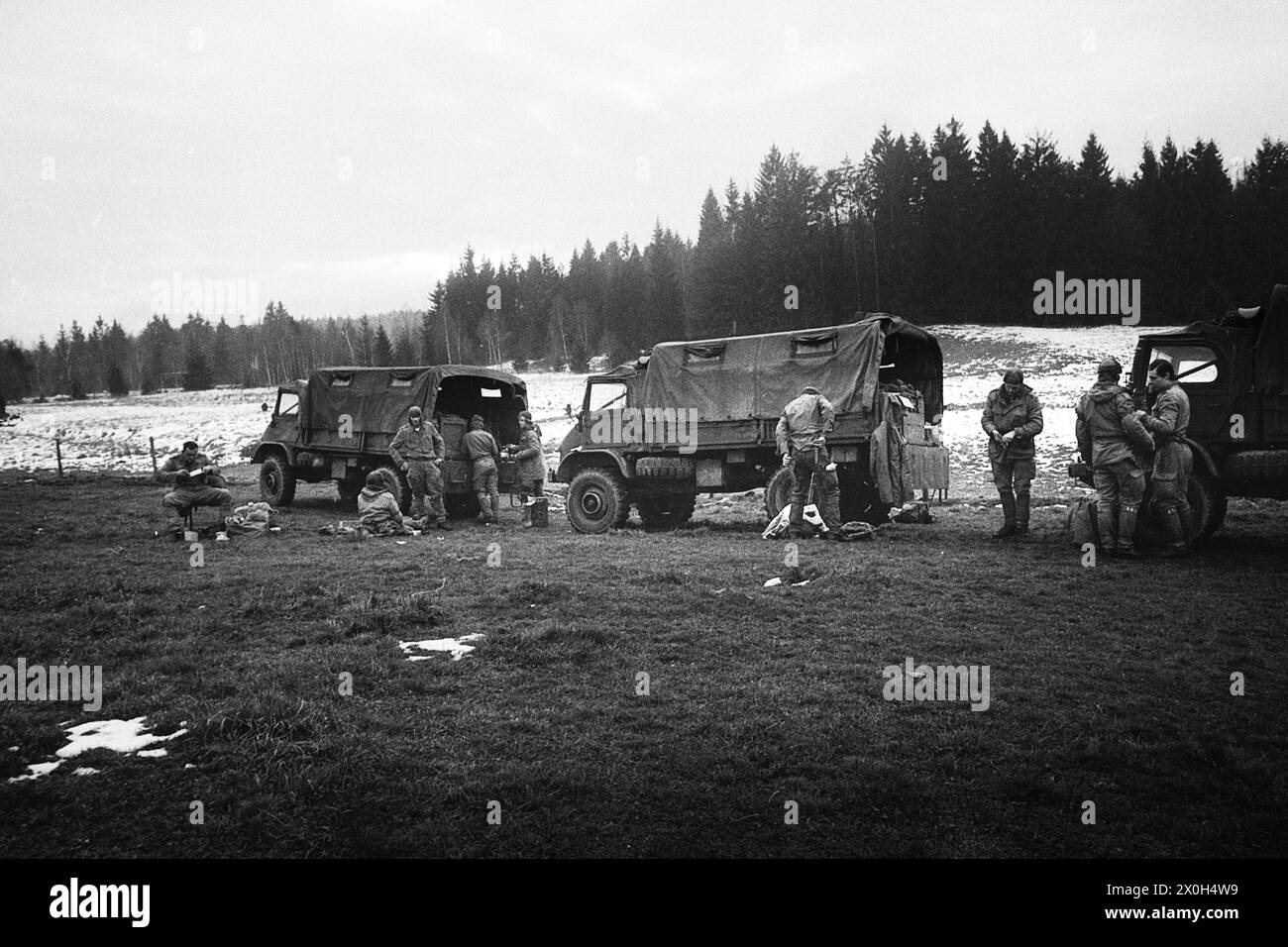 Troop exercise: Break during the column ride. The soldiers sit down and ...