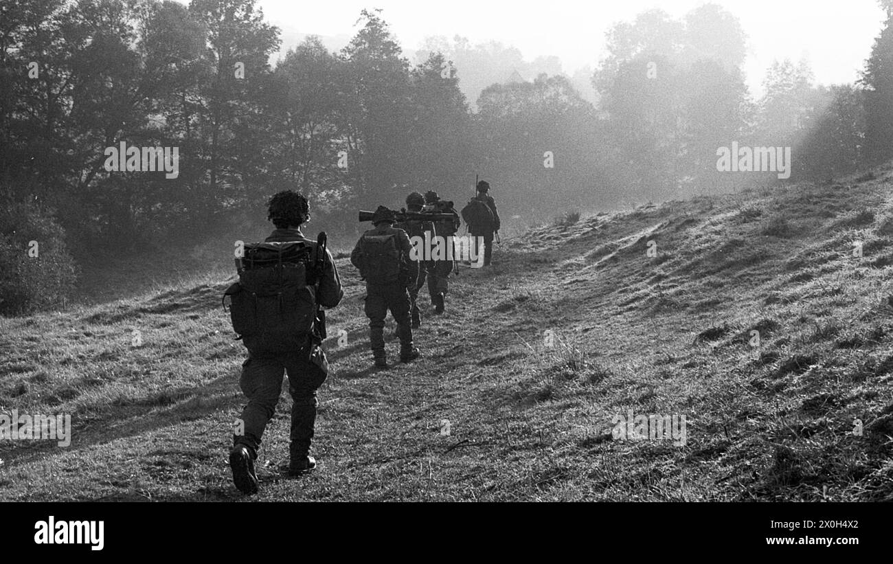 Soldiers exercise morning hi-res stock photography and images - Alamy