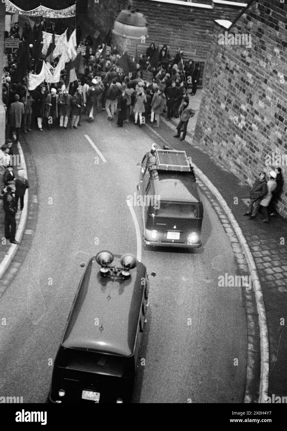 Police cars block the chain lane at Faulen Pelz (prison). [automated ...