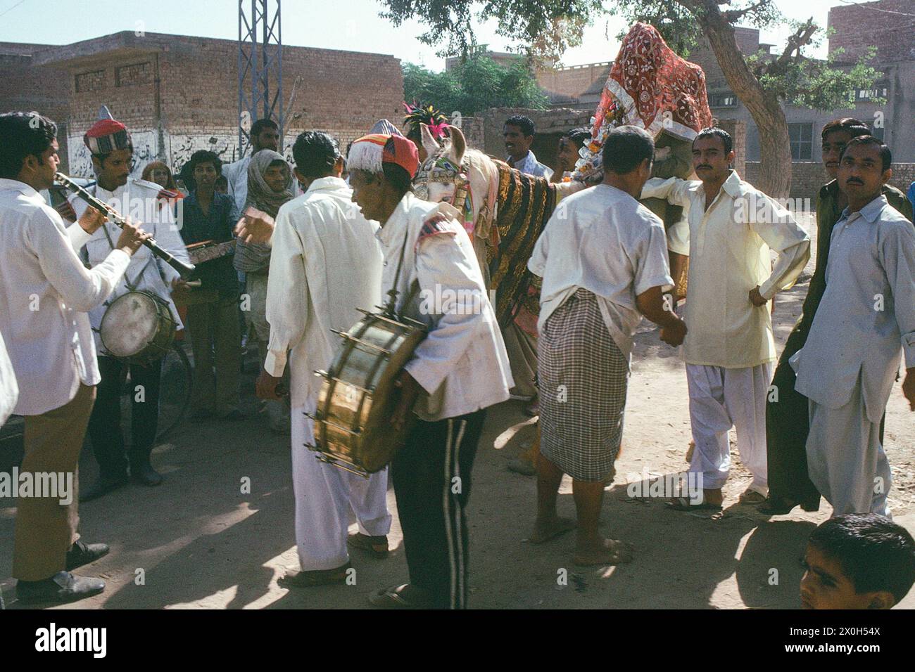 The band accompanies the bride and groom [automated translation] Stock ...