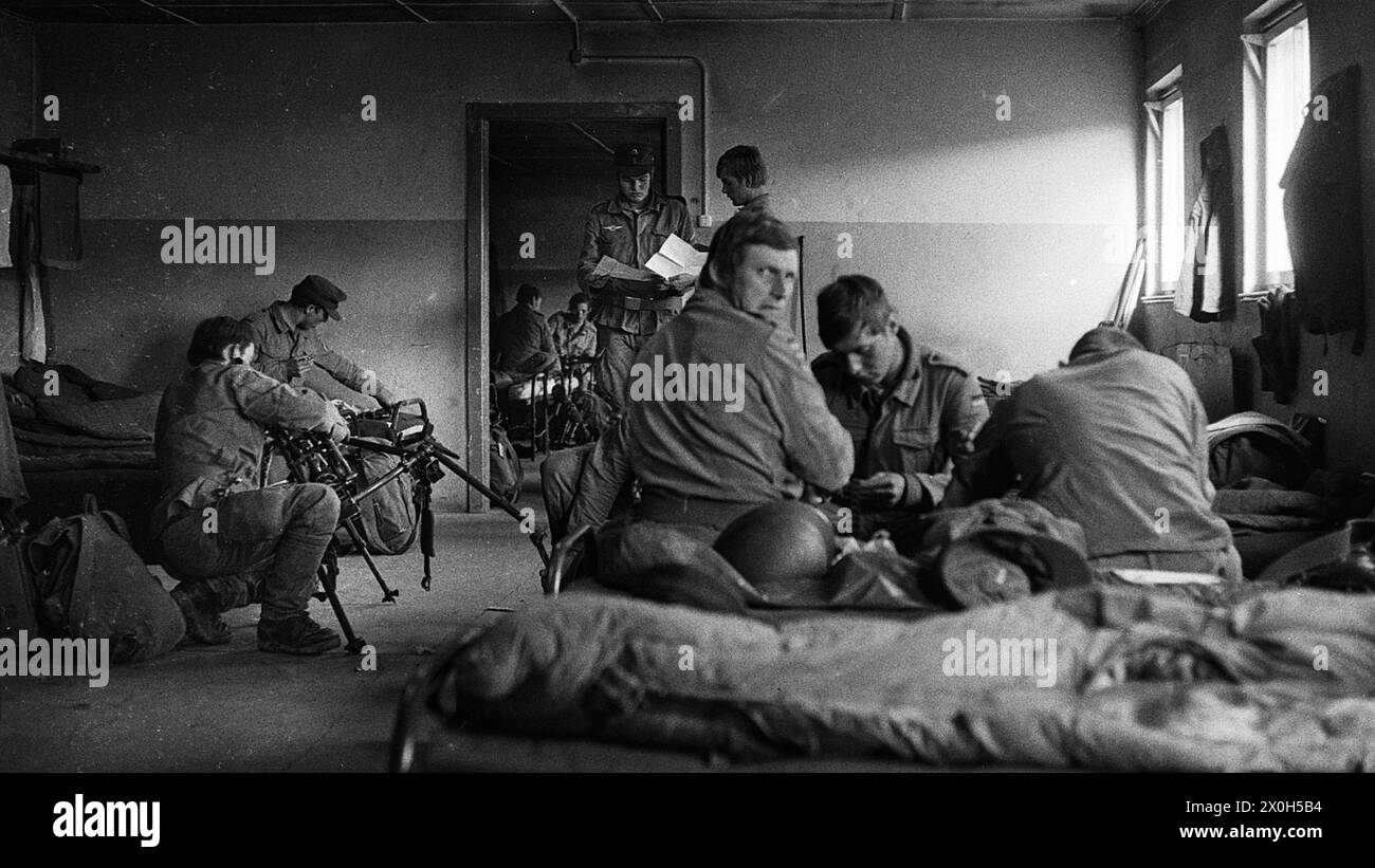 Troop exercise: After shooting, the weapons are cleaned in the ...