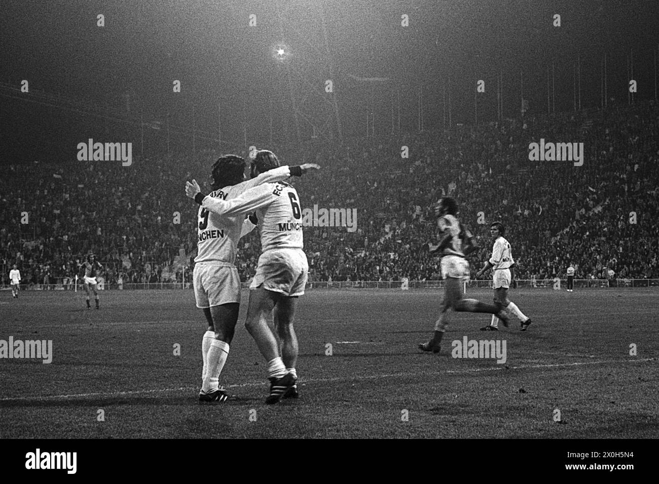 Gerd Müller hugs Franz Roth after his goal [automated translation ...