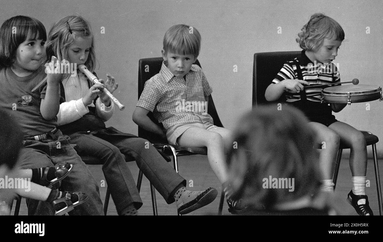 Children make music with flute and hand drum [automated translation ...
