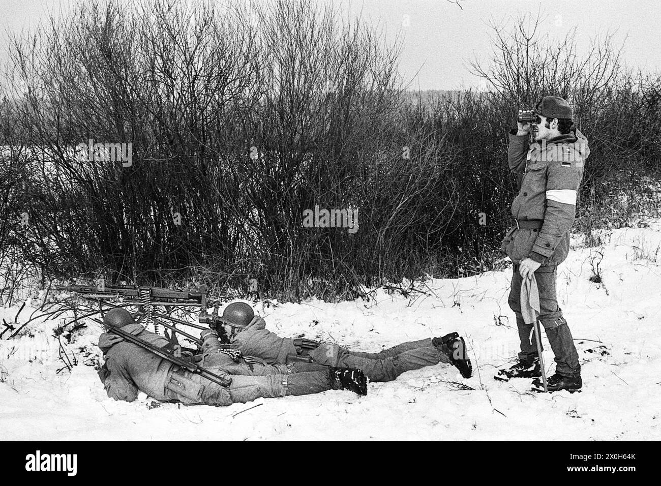 Troop exercise: firing with MG 3 on gun carriage. The officer in charge ...