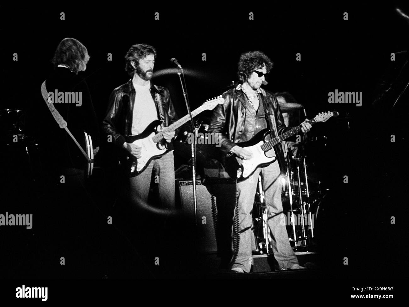 Microphone in spotlight Black and White Stock Photos & Images - Alamy