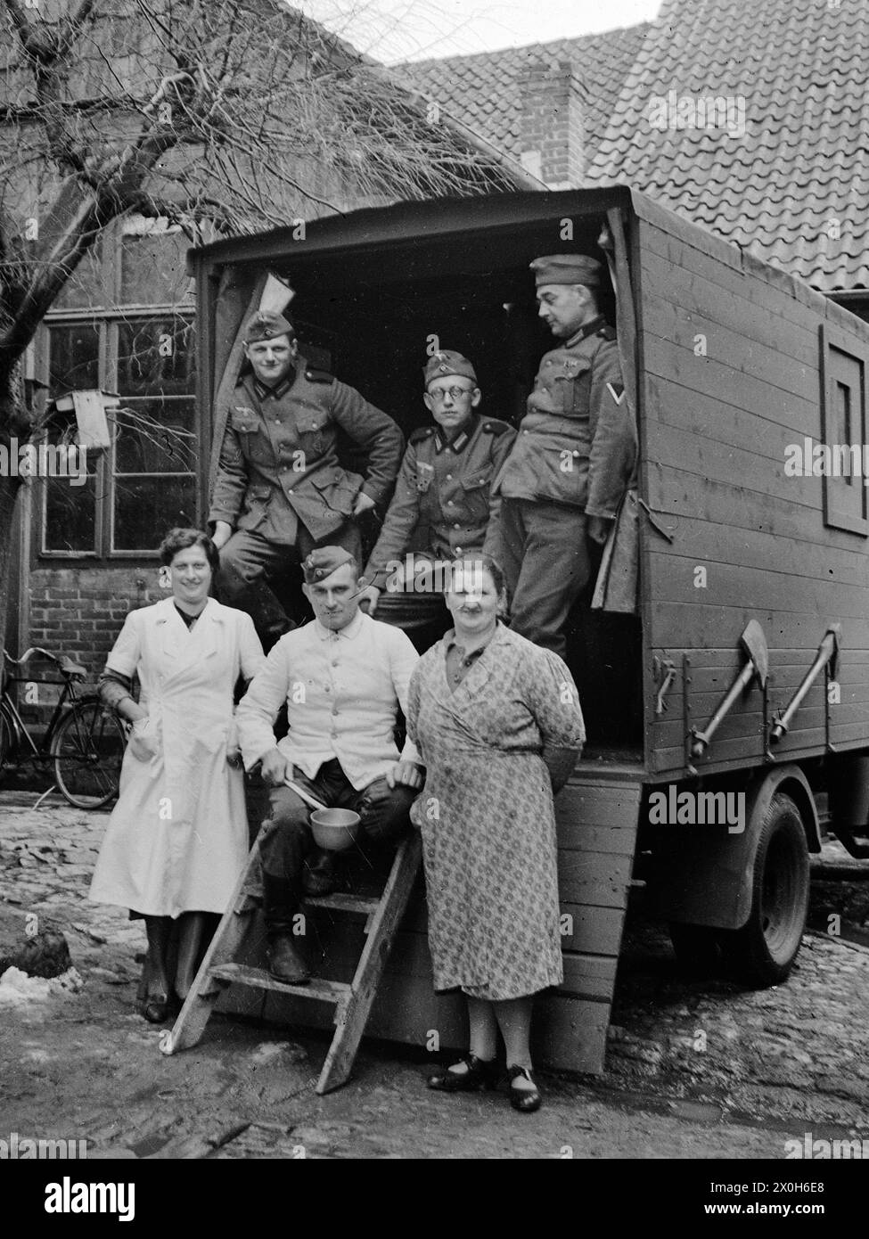 Woman cook 1940 hi-res stock photography and images - Alamy