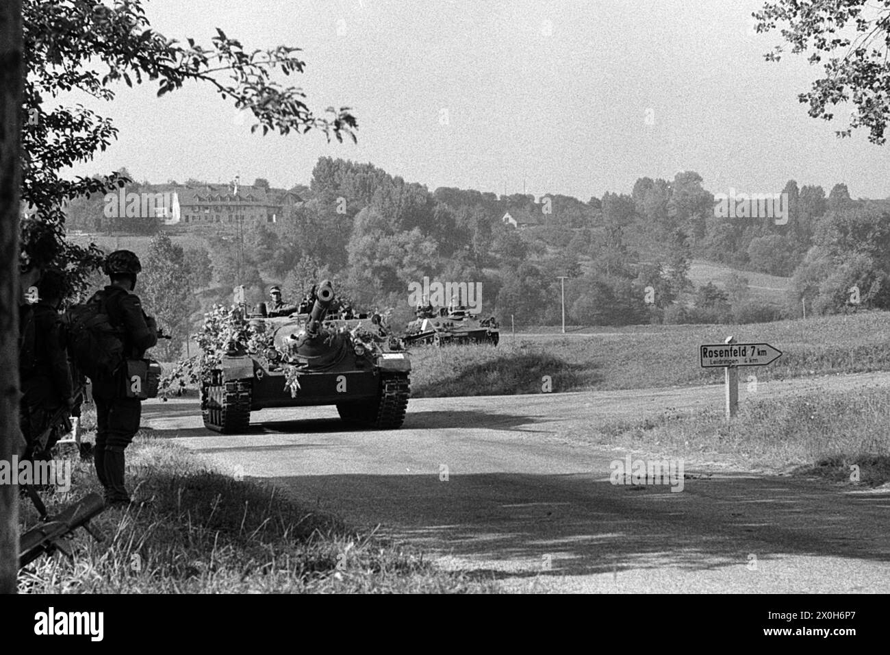 During a Bundeswehr combat exercise, mountain infantrymen meet cannon ...