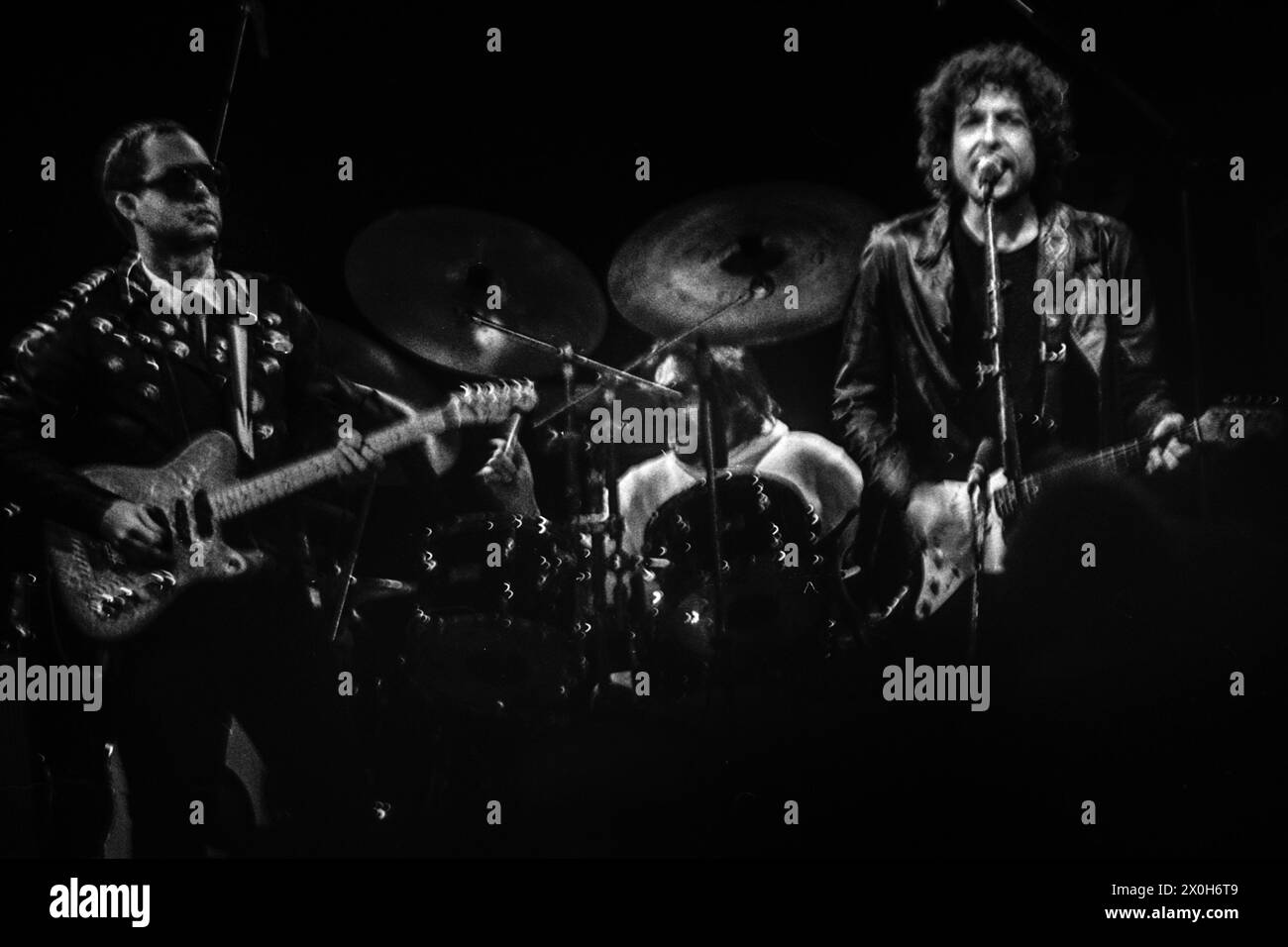 Dylan with his guitarist Steve Ripley and drummer Jim Keltner ...