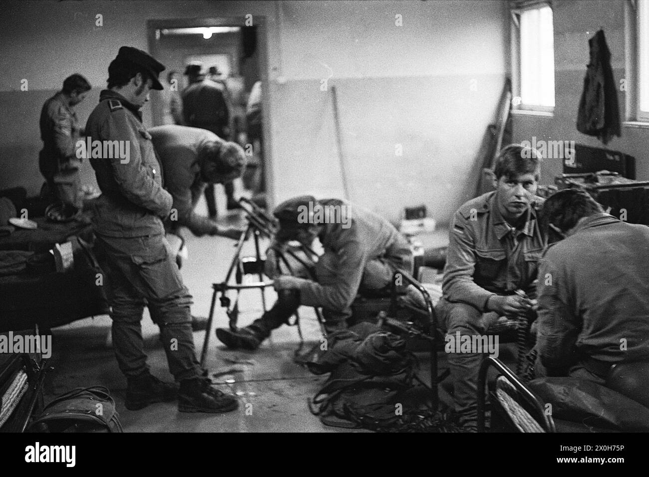 Troop exercise: A non-commissioned officer checks the cleaning of ...
