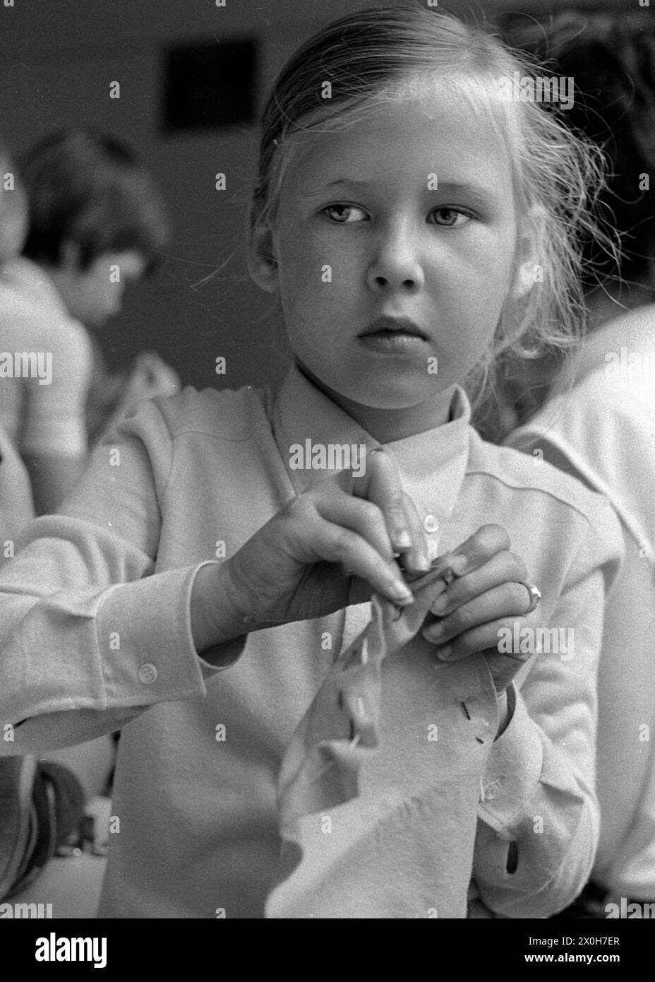 Fast wie eine Schneiderin näht das Mädchen die Teile zusammen Stock ...