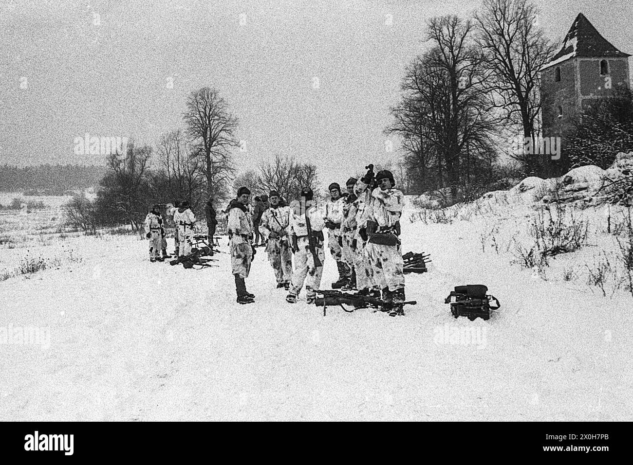 Troop exercise: The firing range is ready. The groups are waiting for ...
