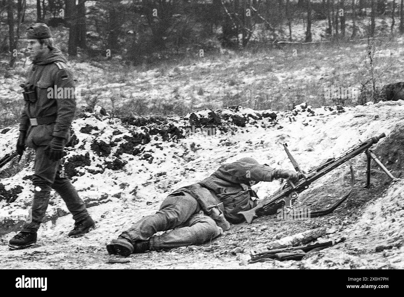Troop exercise: jammed machine gun. The gunner reinserts the MG belt ...
