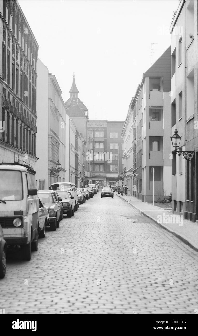 The picture shows a small side street in Berlin Neukölln [automated ...