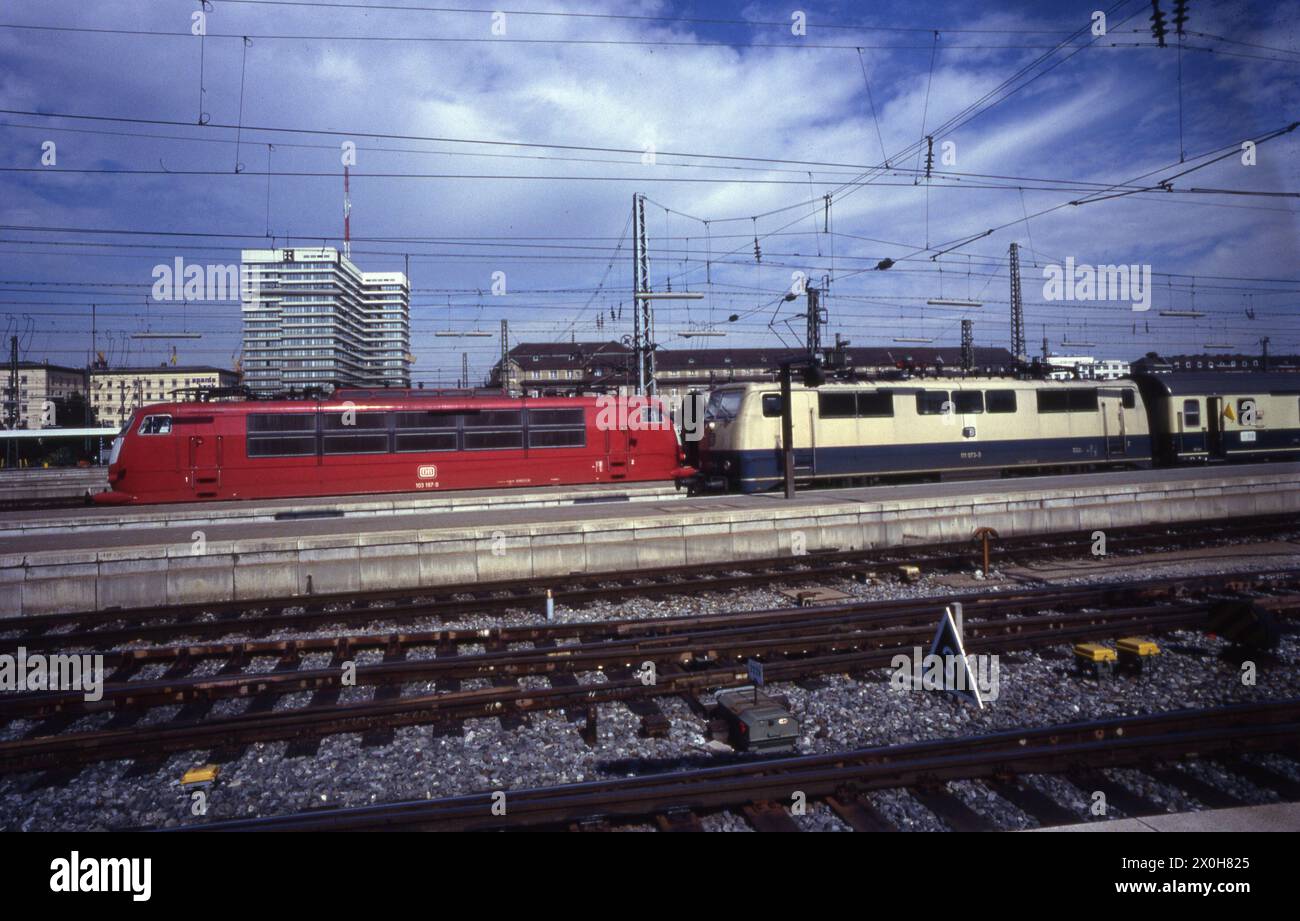 On the left you can now see the red E03 (103), in the middle the E 111 ...