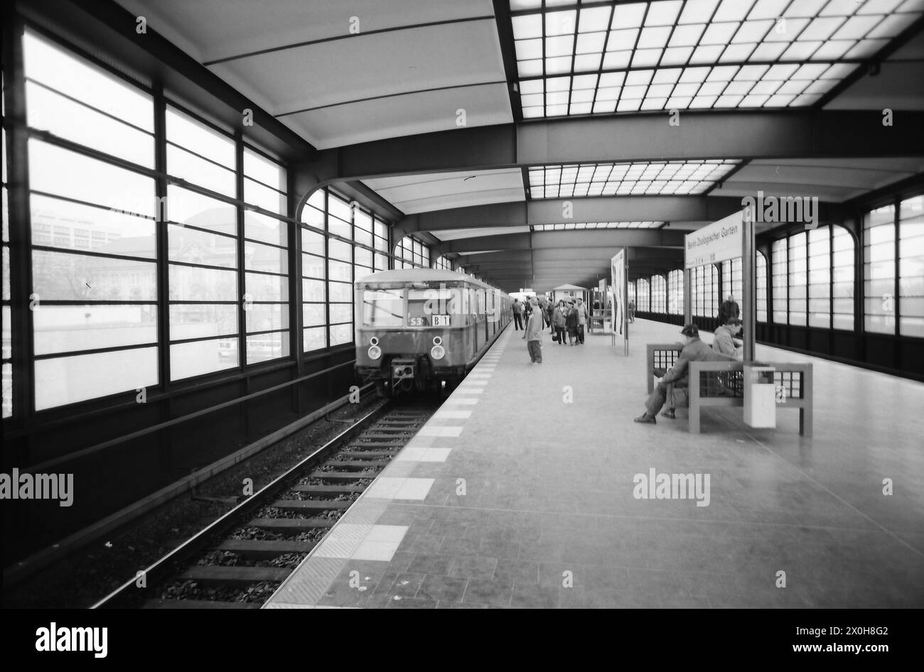 A reconditioned Reichsbahn train stands at Zoologischer Garten station ...