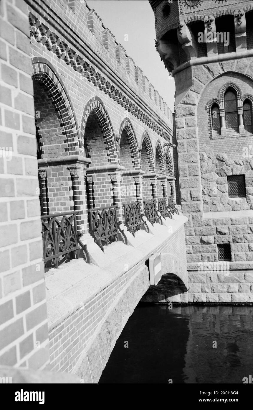 The reconstruction of the Oberbaum Bridge is completed at almost the ...