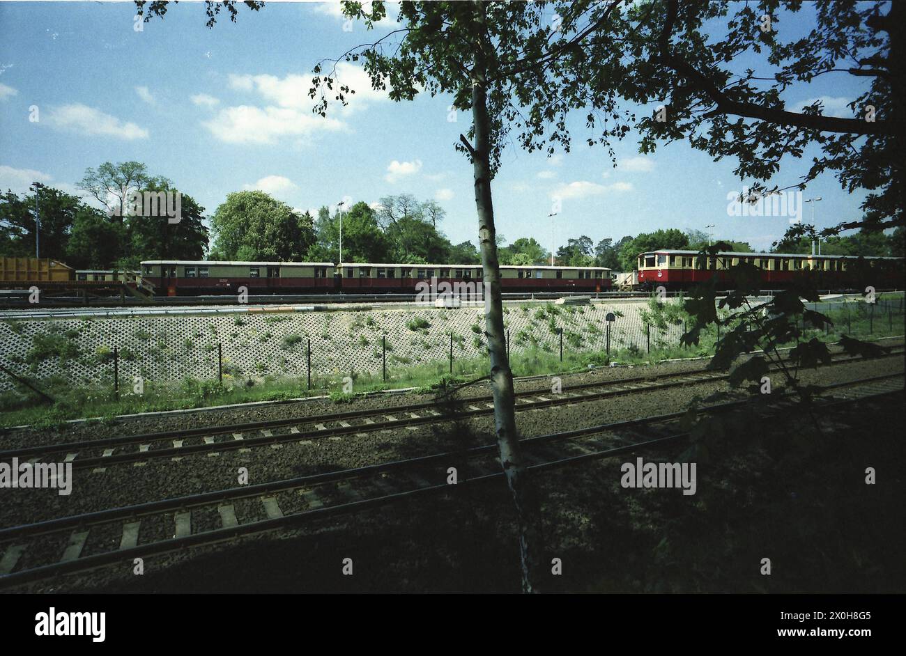 The picture shows the three-car auxiliary train of the S-Bahn ...