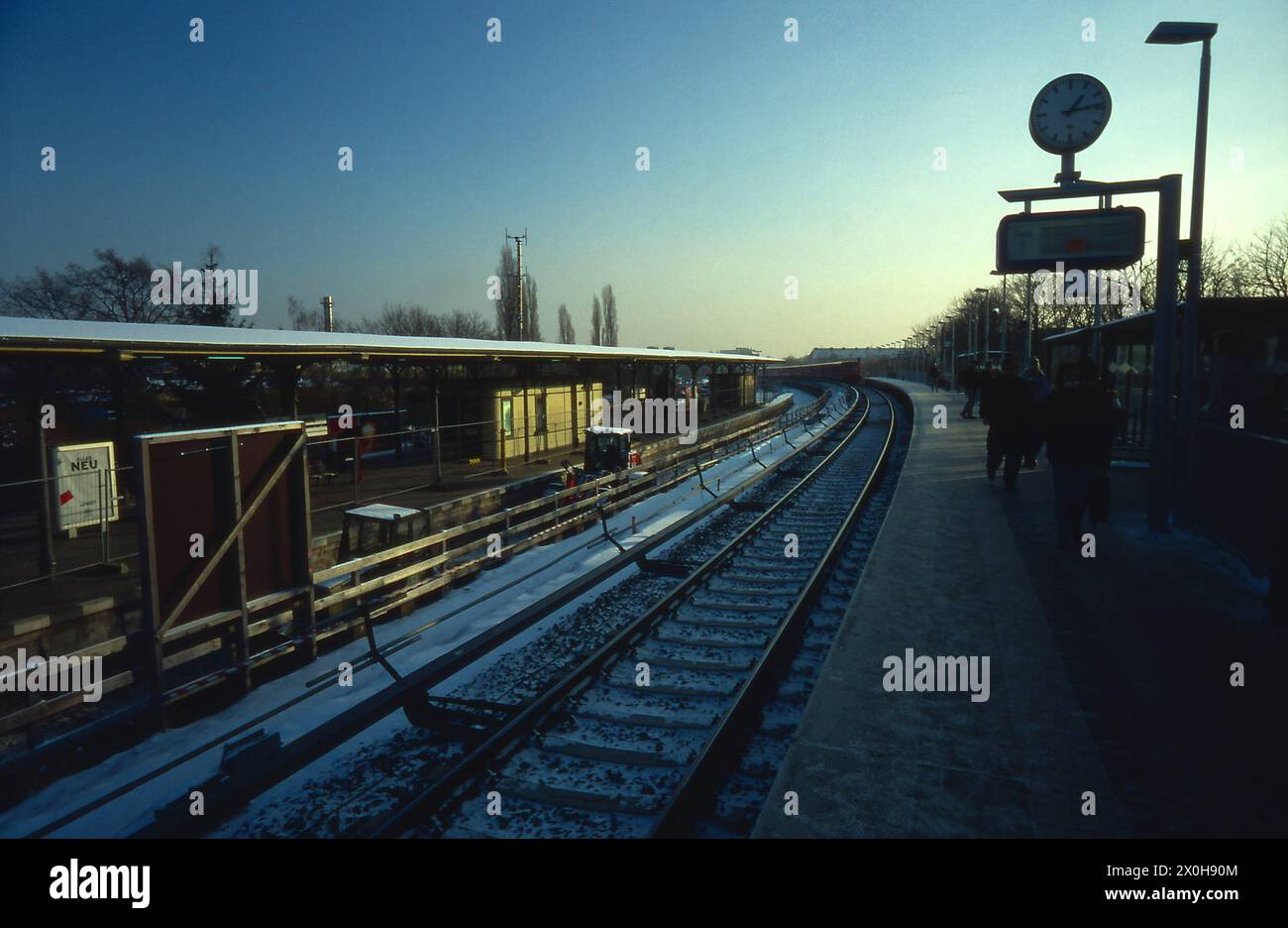 The interim platform, with the old ring station on the right ...