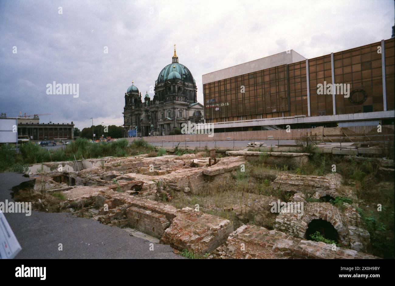 The picture shows the Berlin Cathedral and the Palace of the Republic ...