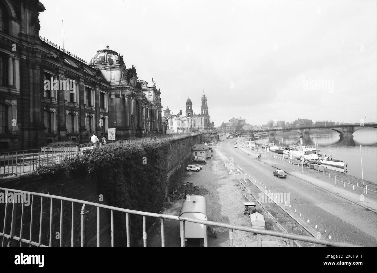 The rebuilt Semper Opera House can be seen in the background ...