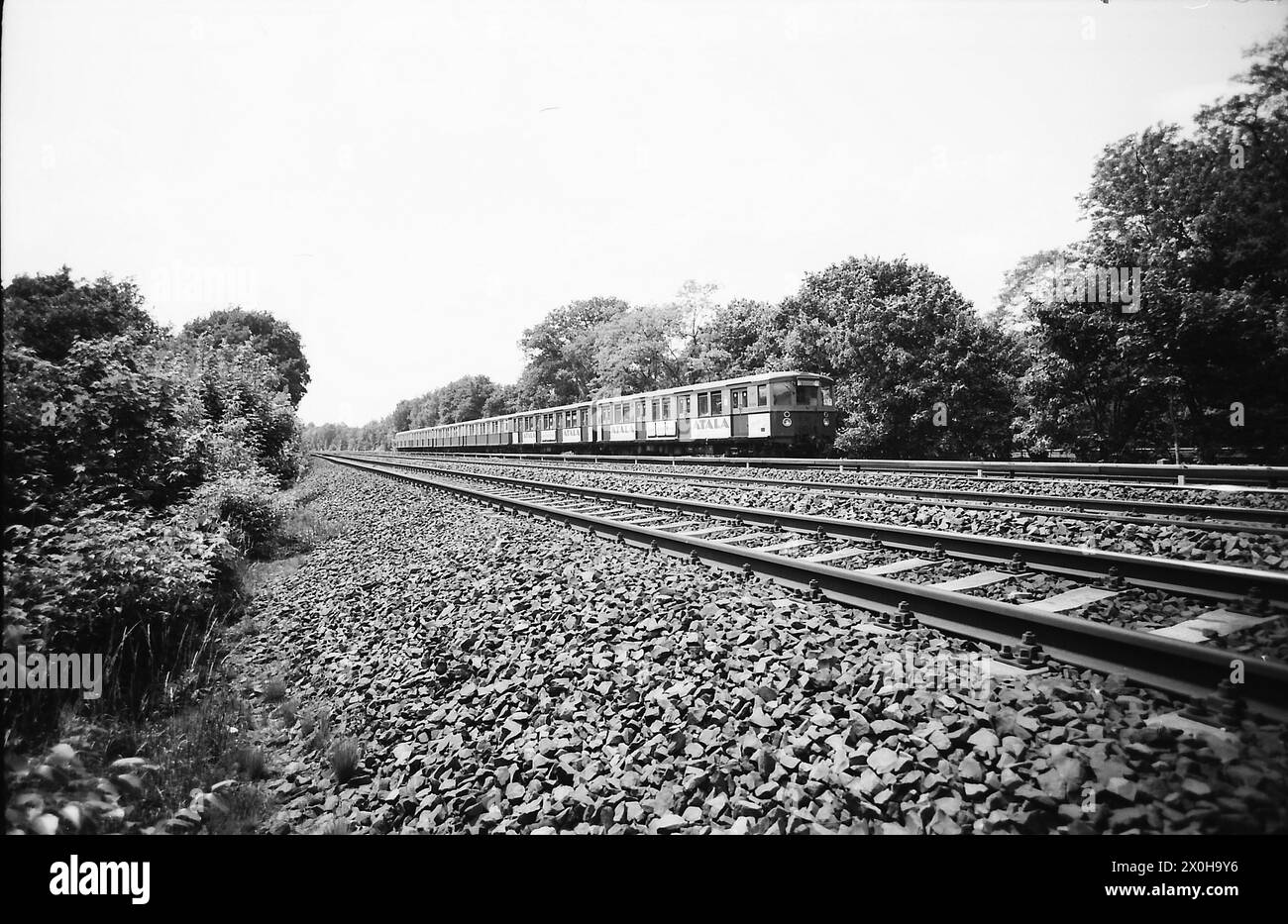 A three-quarter full BVG train runs on the Wetzlarer Bahn between ...