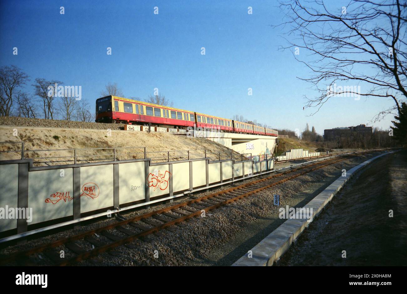 Behind Priesterweg station, the Dresdener Bahn branches off out of town ...