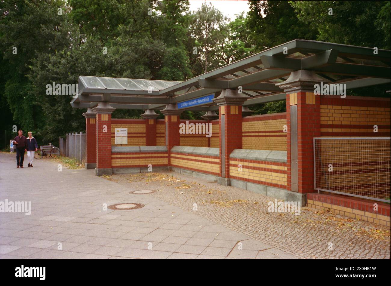 The picture shows the entrance area of the Karl Bonhoeffer mental ...