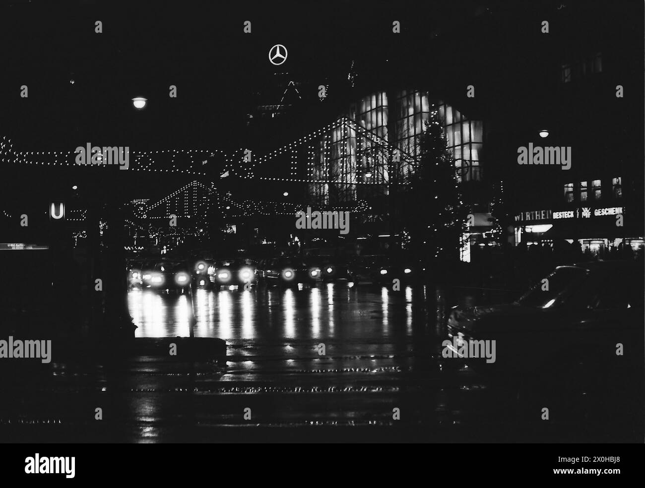 Night shot Advent 86 in Berlin. Pictured is the old Wertheim department ...